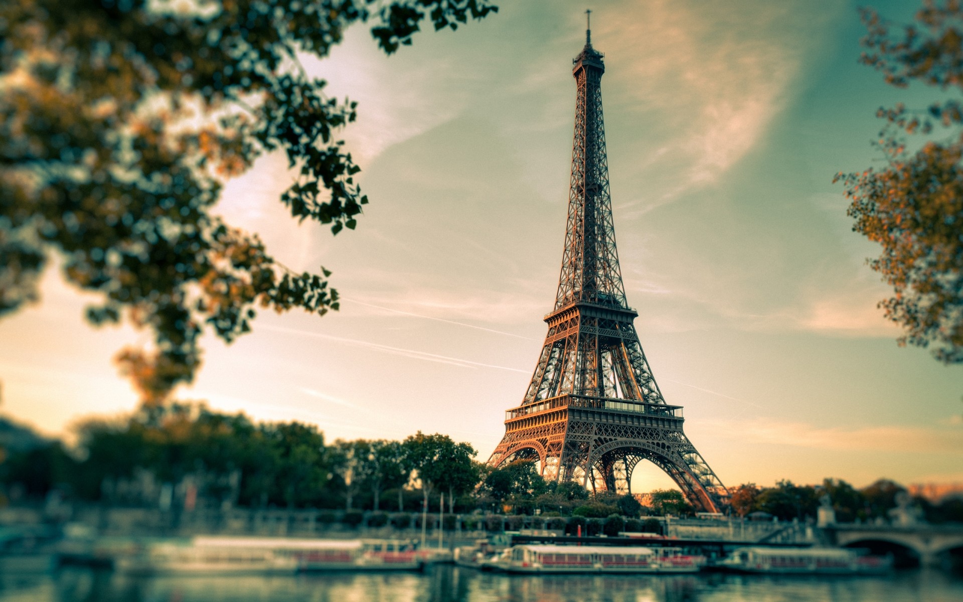 Eiffel tower wallpaper on Desktop